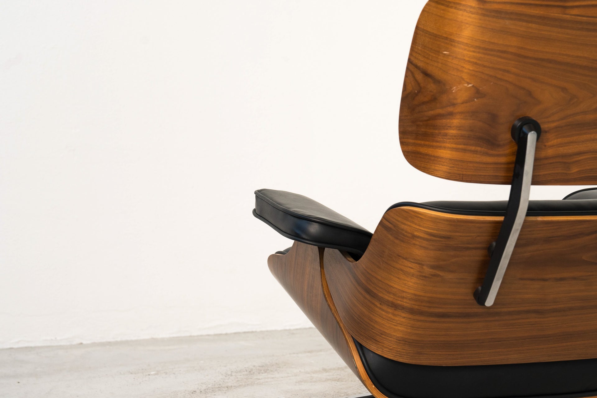 Eames Lounge Chair – Assembly Vintage Concept Store